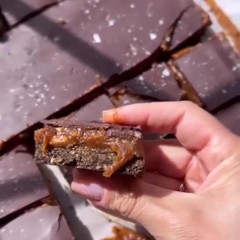 Healthy Snicker Bars - Petites Choses